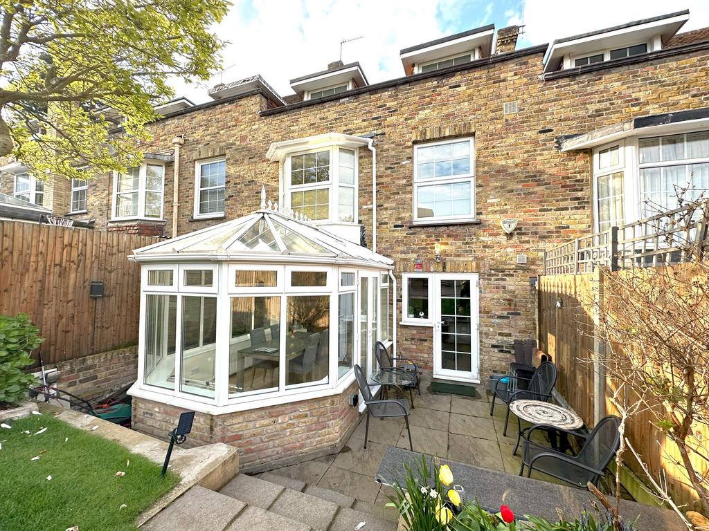 Somerset Road, LONDON SW19 4 bed terraced house - £4,000 pcm (£923 pw)
