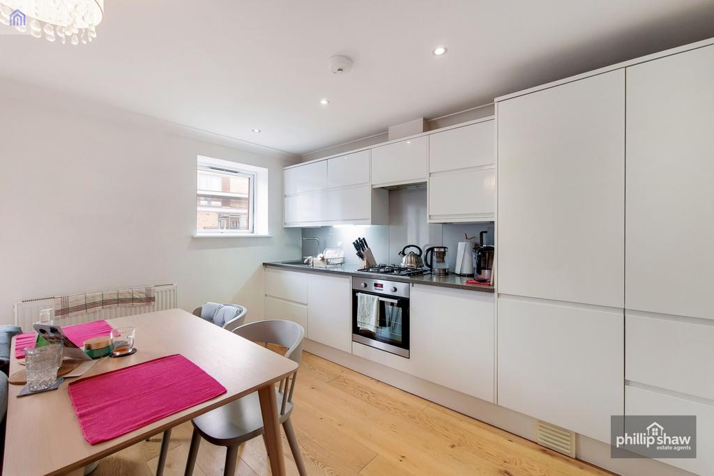 530 Whippendell Road, WD18 7QN 2 bed flat - £1,450 pcm (£335 pw)