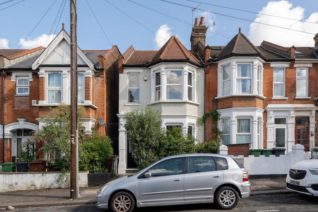 London, London E11 3 bed end of terrace house - £2,500 pcm (£577 pw)