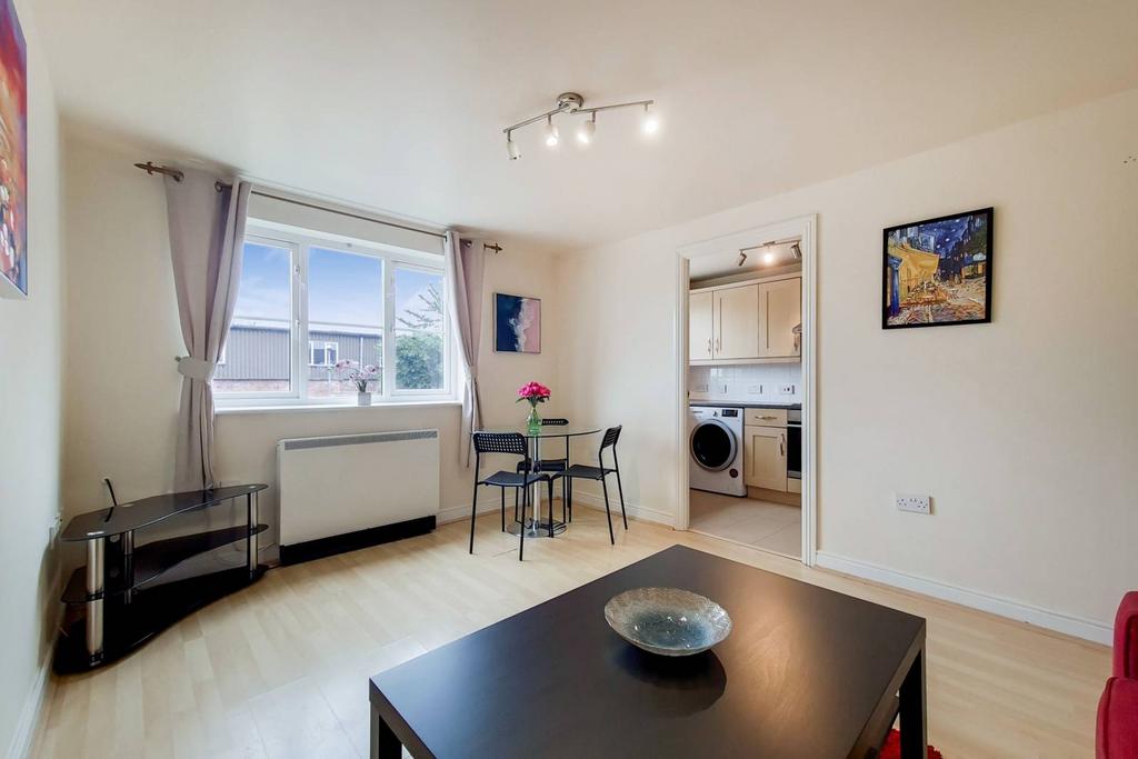Windmill Drive, Cricklewood, London, NW2 1 bed flat - £1,550 pcm (£358 pw)