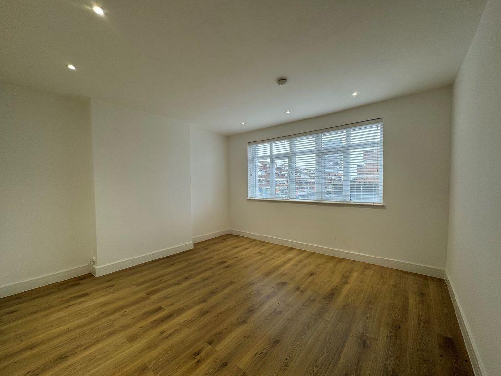Commercial Road, London, E1 2PS 2 bed flat - £1,900 pcm (£438 pw)