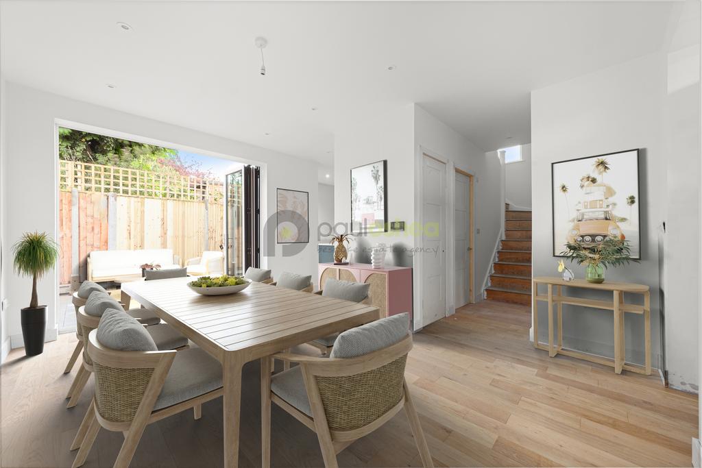Norfolk Avenue Sanderstead Cr2 8by 2 Bed Detached House £2 500 Pcm