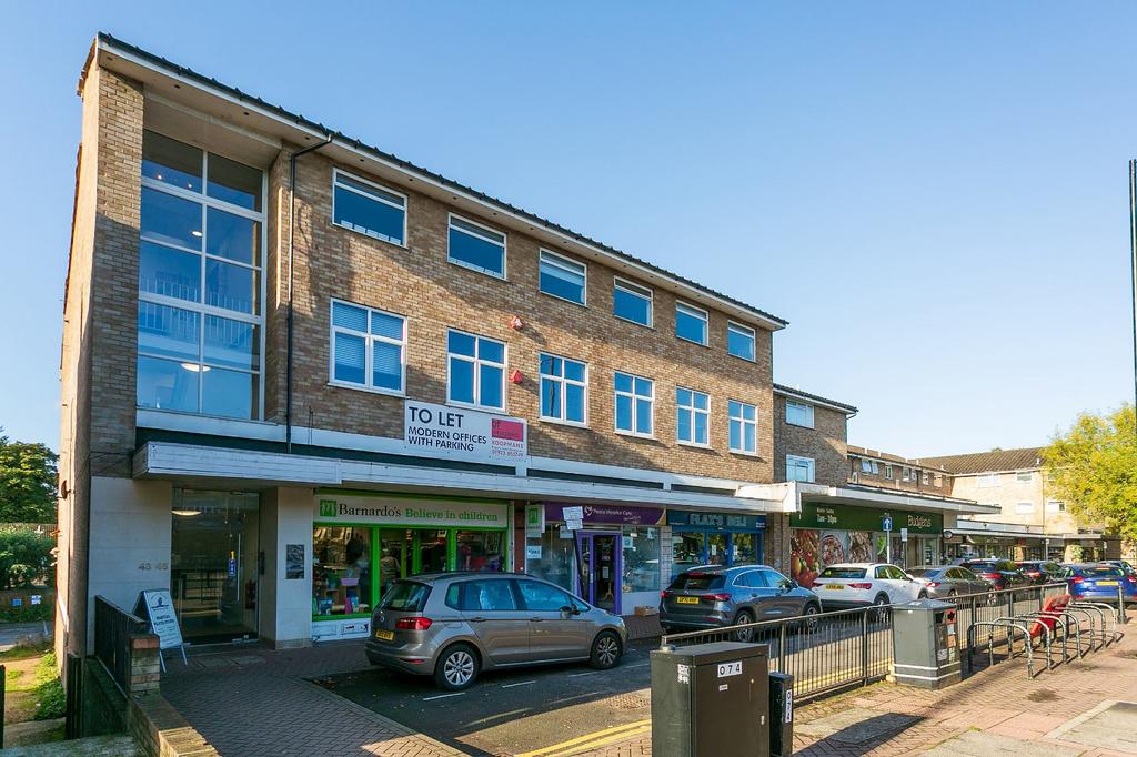 Claire Court, High Road, Bushey... 1 bed apartment - £1,200 pcm (£277 pw)