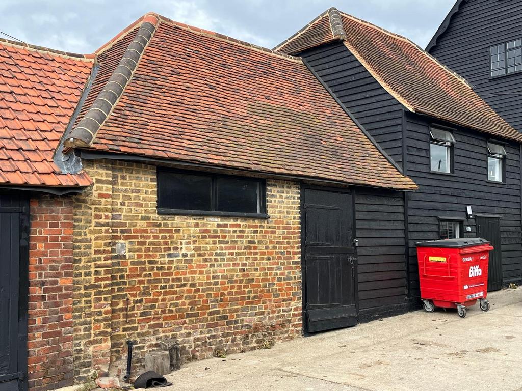 Navestock Workshop & retail space to rent - £1,000 pcm (£231 pw)