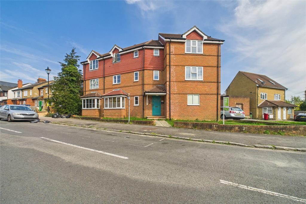 Alpha Street South, Slough... 2 bed apartment - £1,350 pcm (£312 pw)