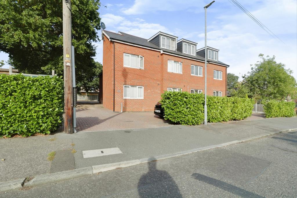 Roberts Road, Basildon, SS15 1 bed flat - £1,100 pcm (£254 pw)