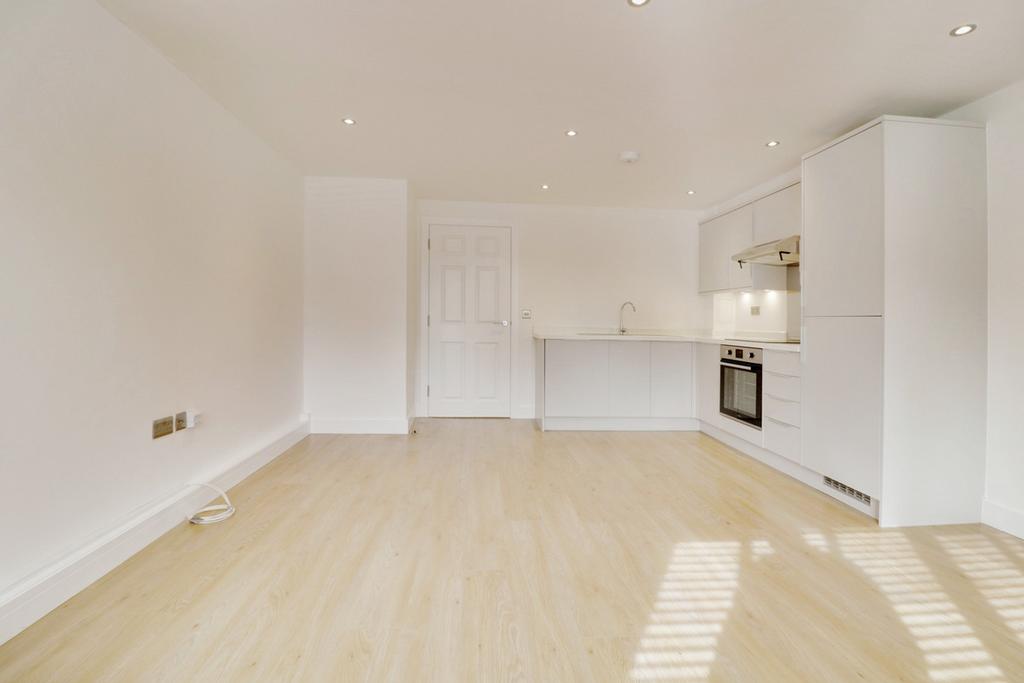 Roberts Road, Basildon, SS15 1 bed flat - £1,100 pcm (£254 pw)