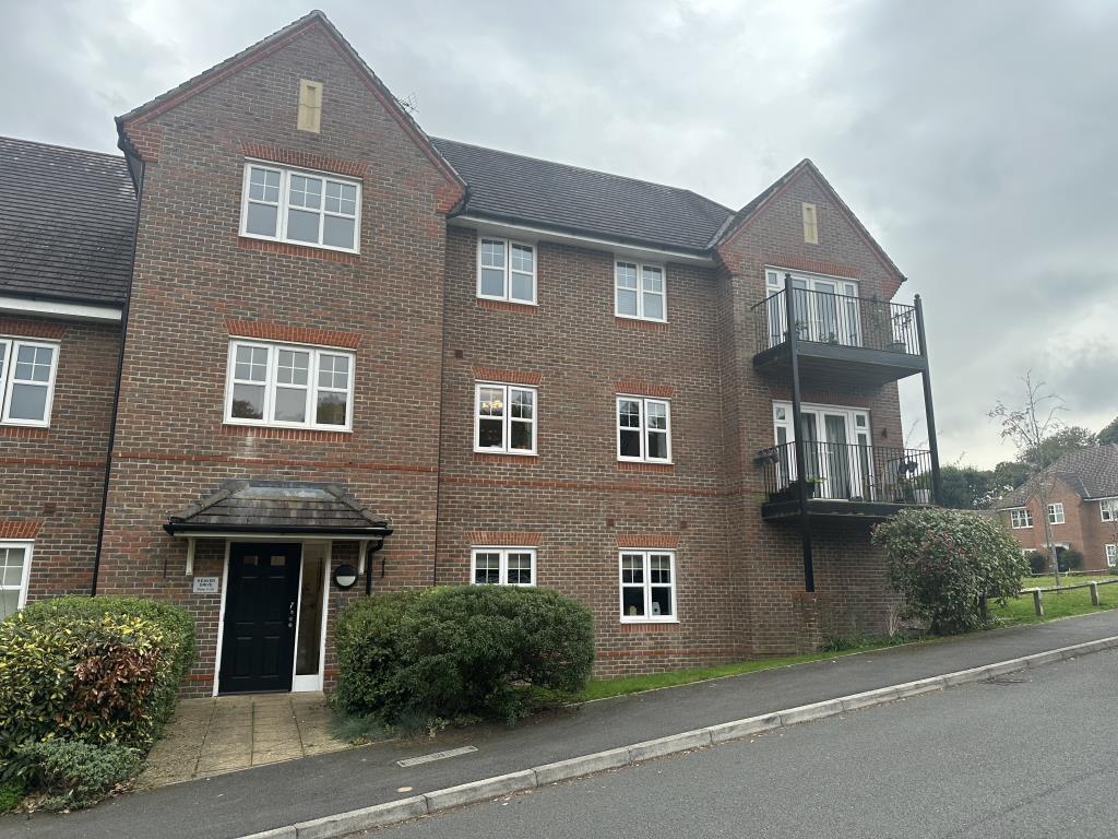 Frimley, Surrey, GU16 2 bed flat - £300,000