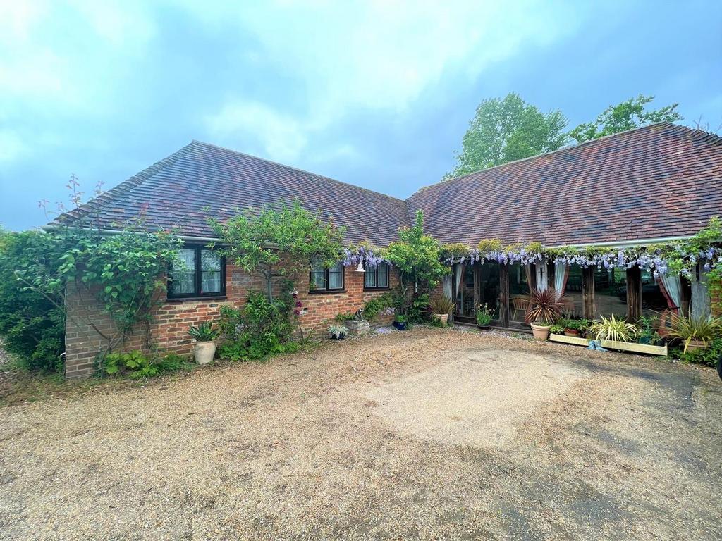 Mundy Bois Road, Egerton 1 bed barn conversion - £1,300 pcm (£300 pw)