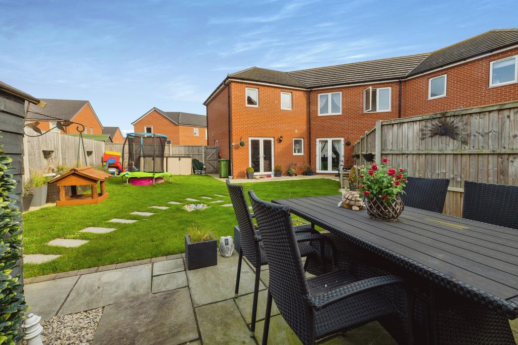 Graham Taylor Way, Lincoln, Lincolnshire, LN2 3 bed semi-detached house ...