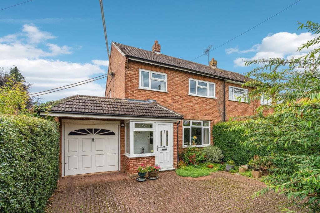 Quarrendon Road, Amersham... 3 bed semi-detached house - £675,000