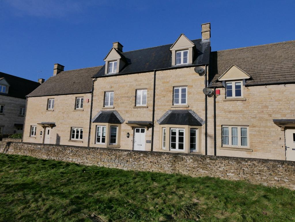 Blackberry Walk, Cirencester GL7 1 4 bed townhouse - £1,895 pcm (£437 pw)