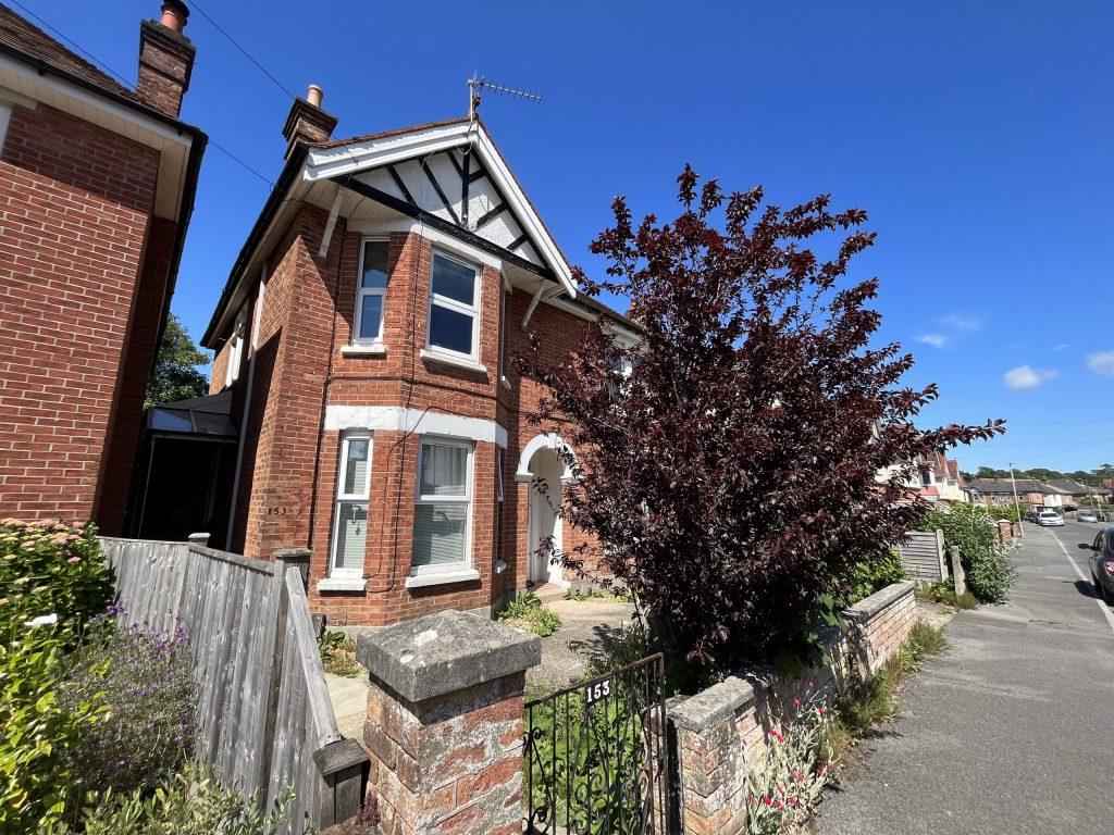 Parkstone Avenue, BH14 9LP 2 bed flat - £1,300 pcm (£300 pw)