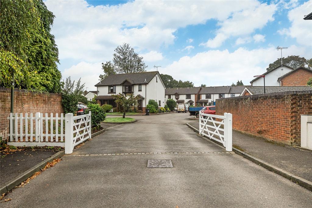 Hersham, Surrey, KT12 1 bed semi-detached house for sale - £310,000