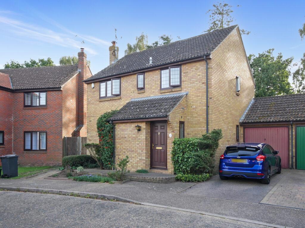 ATTRACTIVE FOUR BED LINKED DETACHED... 4 bed link detached house - £460,000