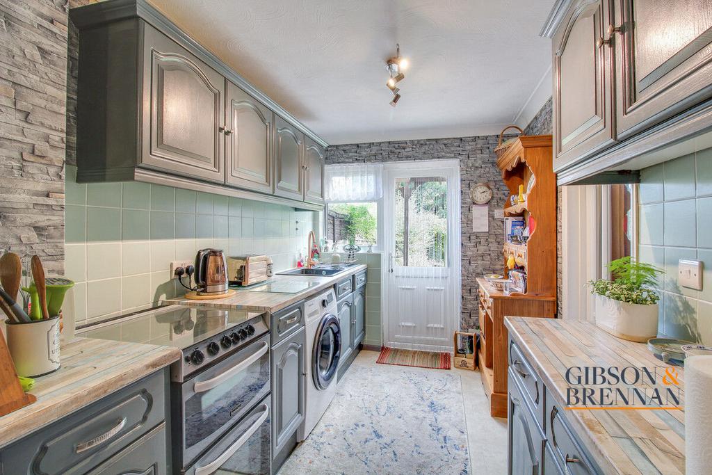Grapnells, Basildon, SS16 2 bed terraced house - £300,000