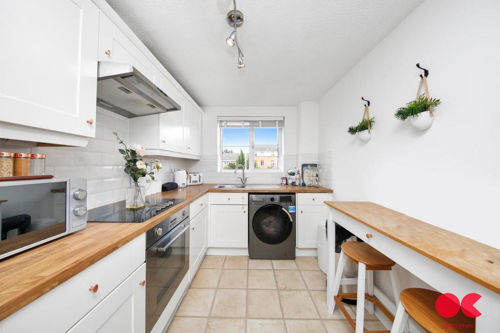 Bancroft Chase, Hornchurch RM12 2 bed flat - £300,000