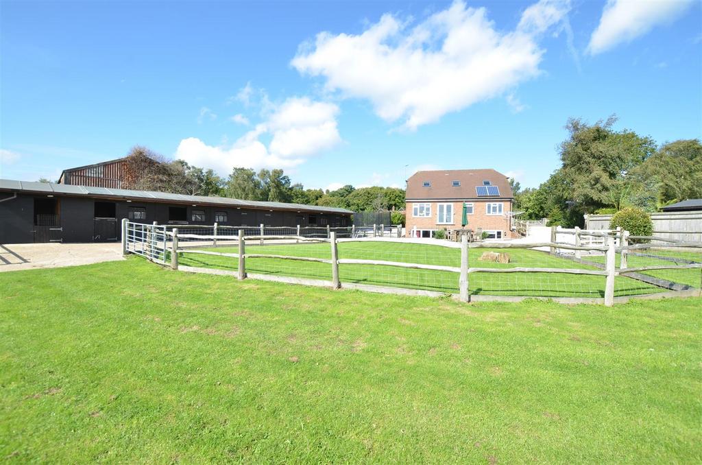 Old Hunt Stables, Battle TN33 5 bed equestrian property - £895,000