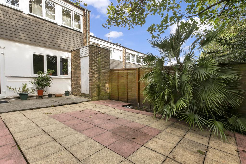 Bell Drive, London, SW18 3 bed terraced house - £2,500 pcm (£577 pw)