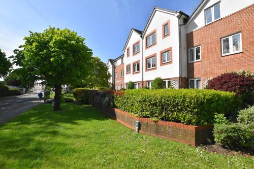 West Moors BH22 0HR 2 bed retirement property - £150,000