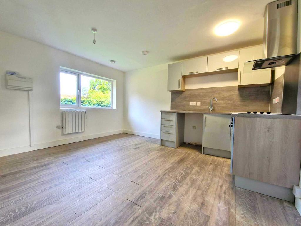 Marsh Road, Luton LU3 2 bed flat - £1,250 pcm (£288 pw)
