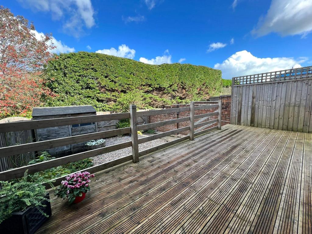 Oaktree Court, Milford on Sea, Lymington, Hampshire, SO41 3 bed end of ...