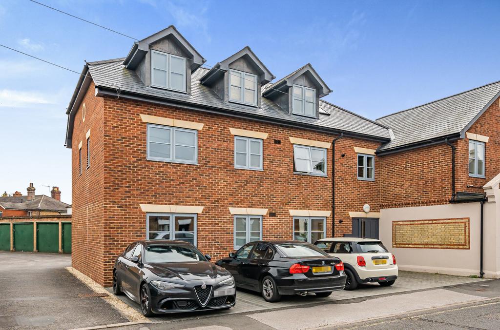 St. Johns Street, Godalming, Surrey, GU7 2 bed apartment - £325,000