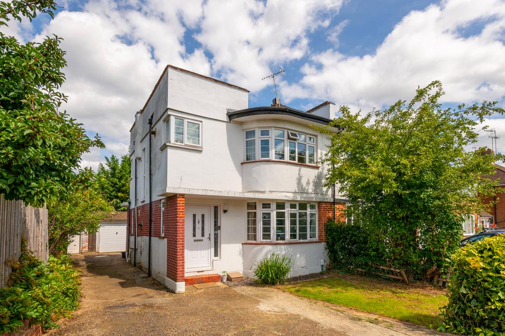 Meadow Way, Reigate RH2 3 bed semi-detached house - £1,950 pcm (£450 pw)