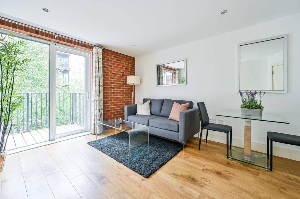 Warehouse Court, Woolwich Riverside... 1 bed flat - £350,000