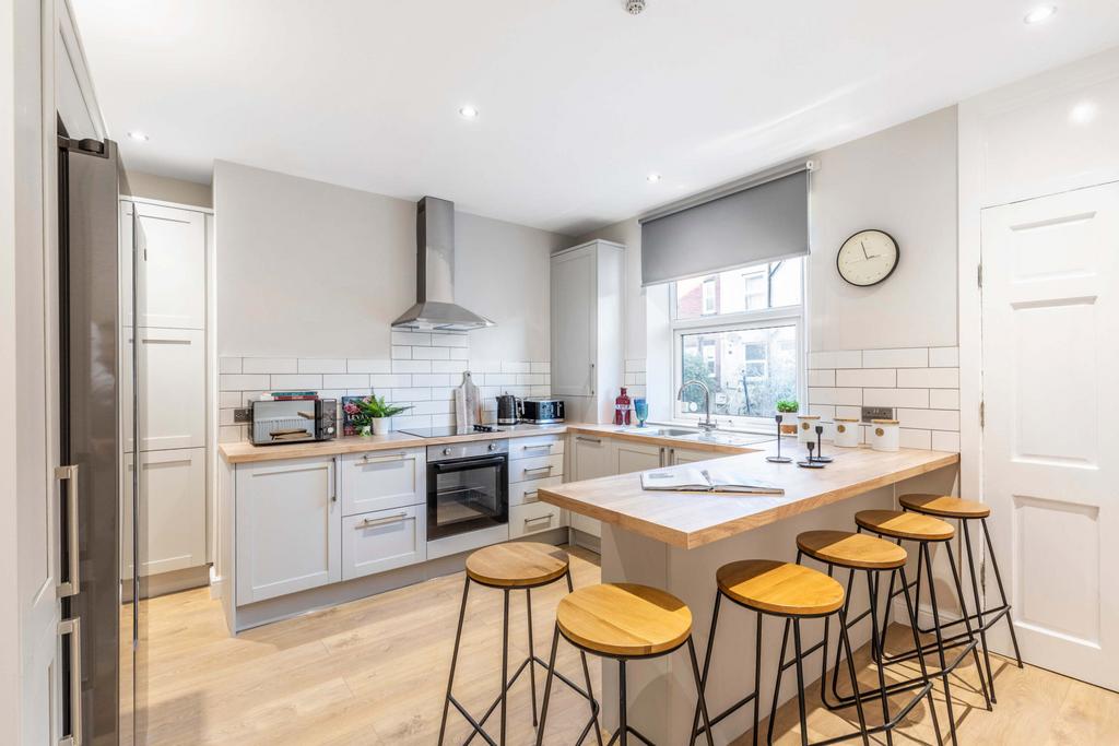 Stanmore Place, Leeds LS4 6 bed house to rent - £3,380 pcm (£780 pw)