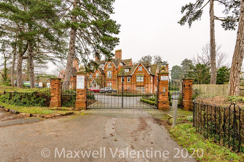 Wray Common, Reigate 2 bed apartment to rent - £1,800 pcm (£415 pw)