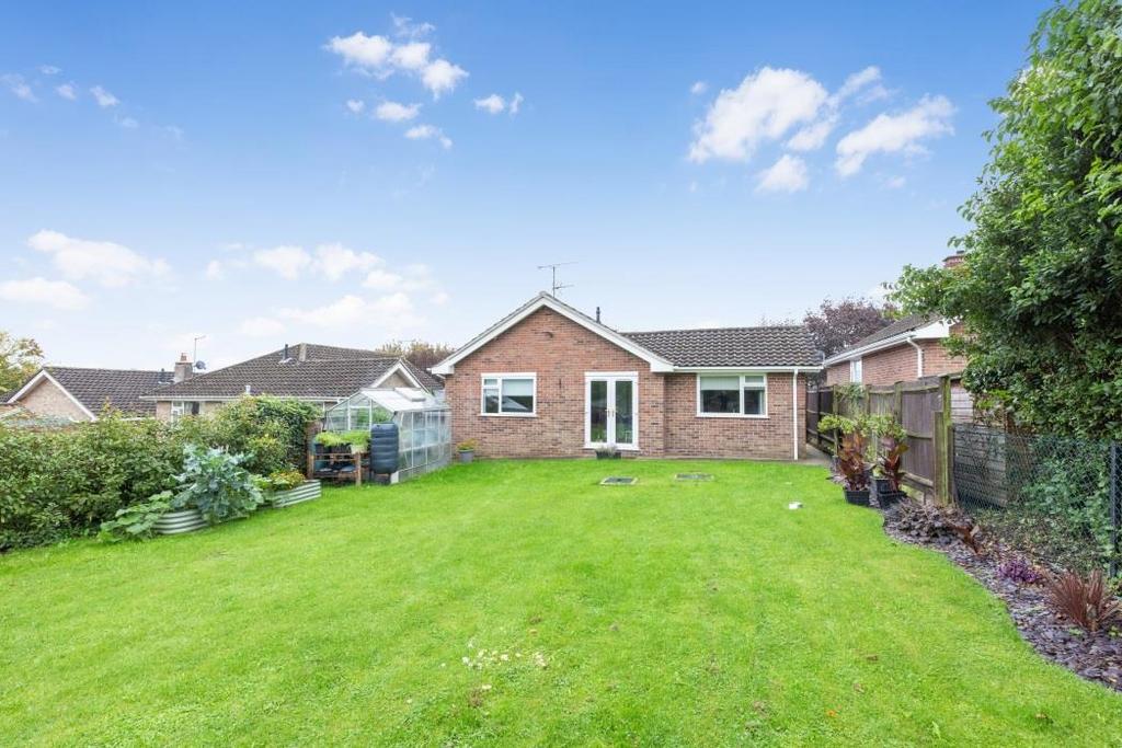 Hunts Mead, Sherborne, Dorset, DT9 3 bed detached bungalow - £399,950