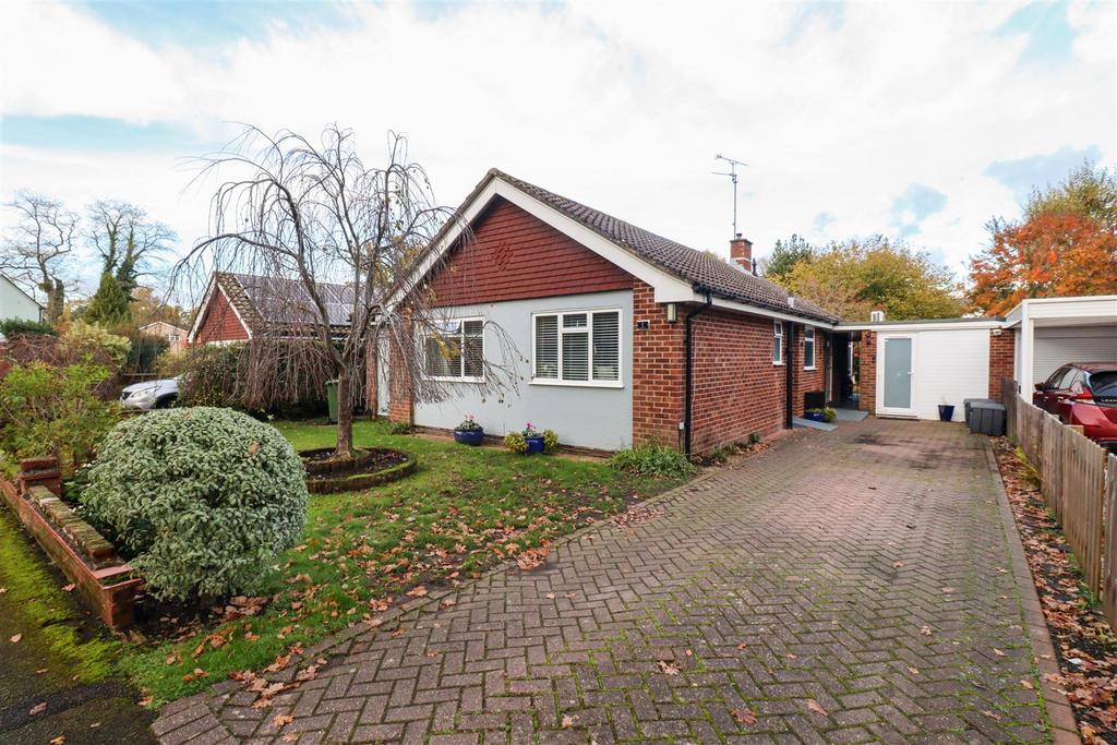 Osborne Drive, Fleet GU52 3 bed detached bungalow for sale - £675,000