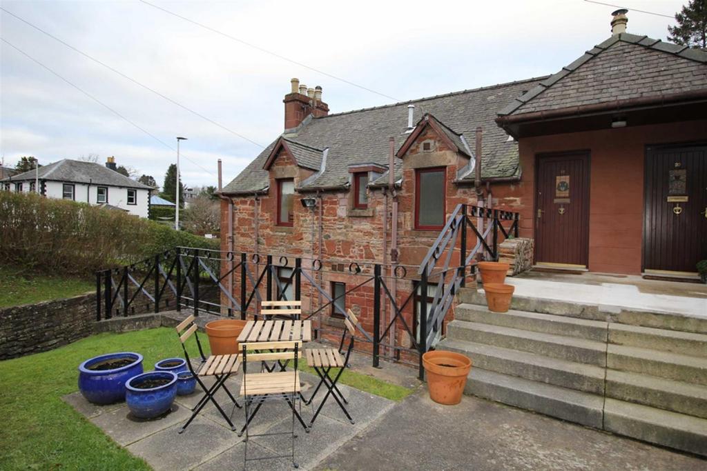18 Main Street, Drymen G63 0BG 2 bed flat - £1,000 pcm (£231 pw)