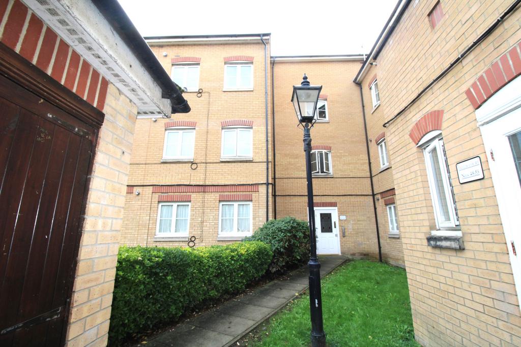 Kidman Close, Gidea Park RM2 2 bed apartment - £275,000
