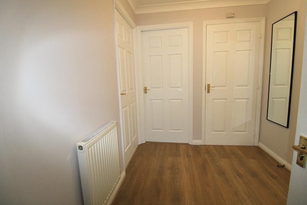 Kidman Close, Gidea Park RM2 2 bed apartment - £275,000