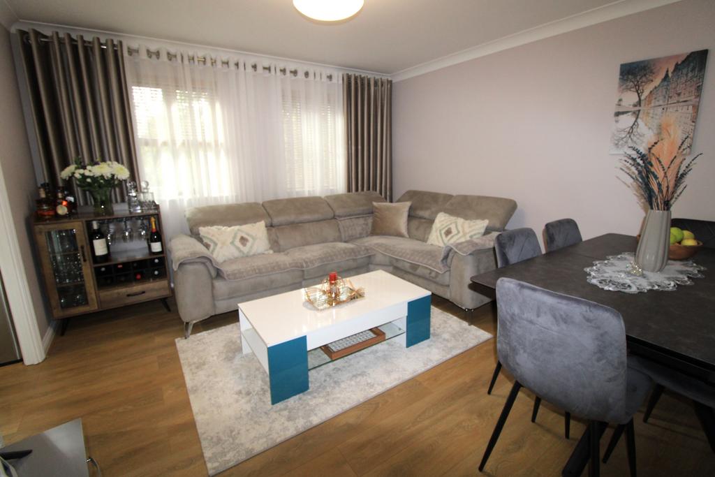 Kidman Close, Gidea Park RM2 2 bed apartment - £275,000