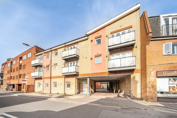 London Road, Kingston Upon Thames, KT2 1 bed apartment - £1,600 pcm (£ ...