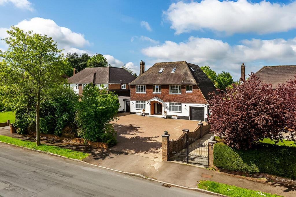 Sandy Lane, Cheam, South Cheam 6 bed house for sale - £1,700,000