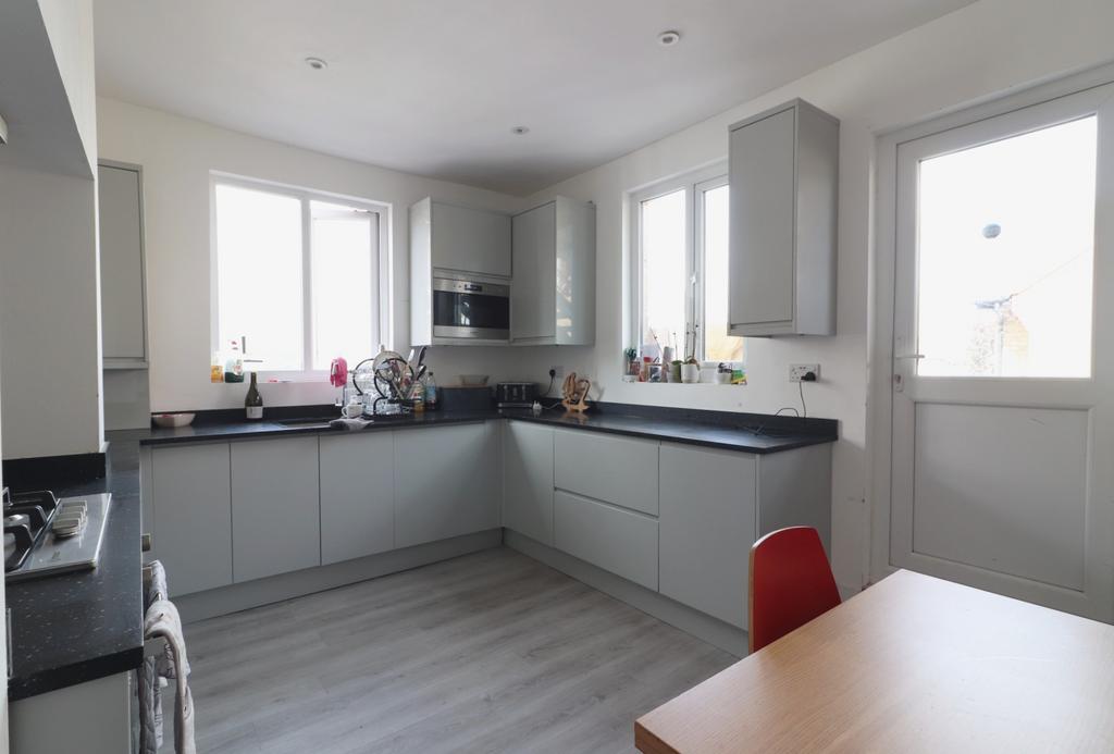Portland Road, London, SE25 3 bed flat - £1,850 pcm (£427 pw)