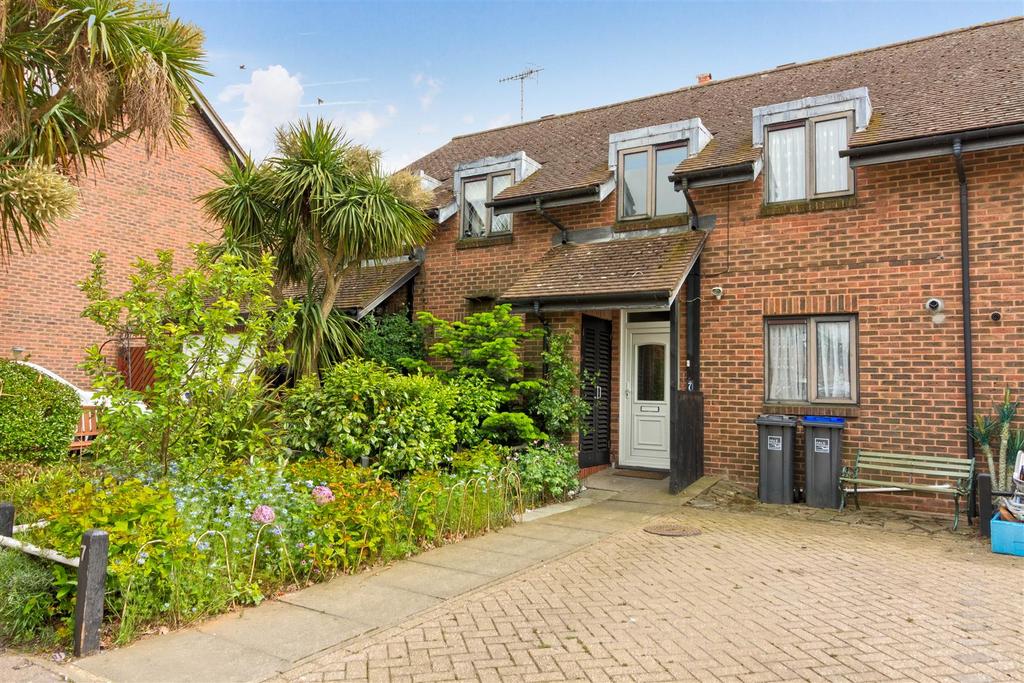 Shetland Court, Worthing 3 bed terraced house - £1,400 pcm (£323 pw)