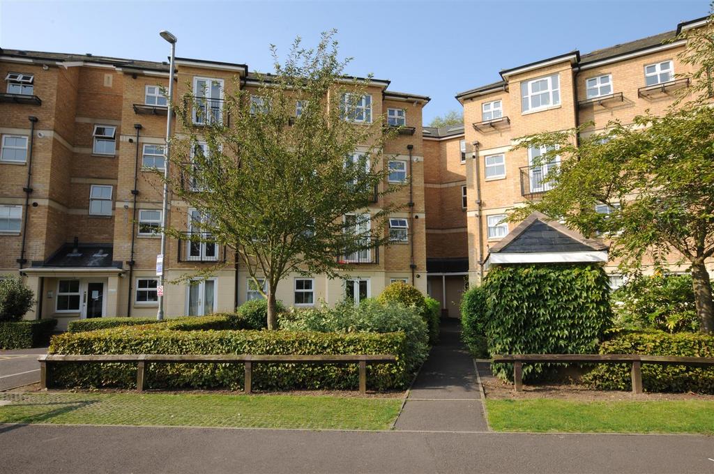 Venneit Close 3 bed flat - £2,400 pcm (£554 pw)