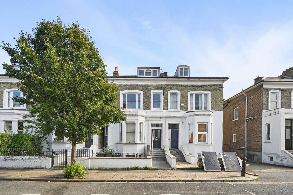 Percy Road, London W12 3 bed flat to rent - £3,000 pcm (£692 pw)