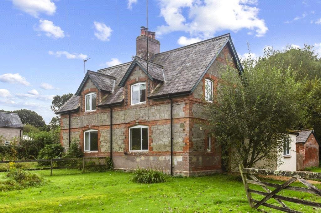 Motcombe, Shaftesbury, SP7 3 bed semi-detached house - £285,000