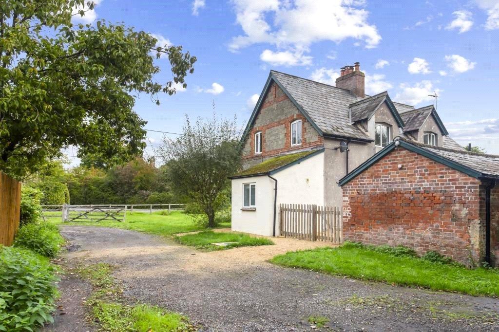 Motcombe, Shaftesbury, SP7 3 bed semi-detached house - £285,000