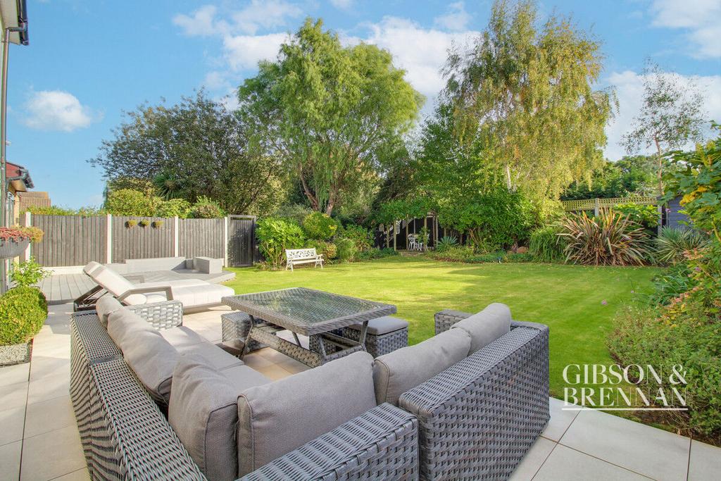Clay Hill Road, Basildon, SS16 3 bed semi-detached house - £500,000