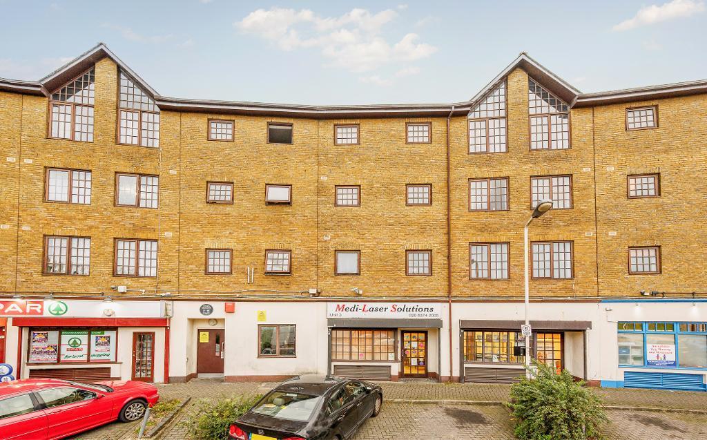 Comer Crescent, Norwood Green, Southall, UB2 4XD 3 bed flat - £1,900 ...