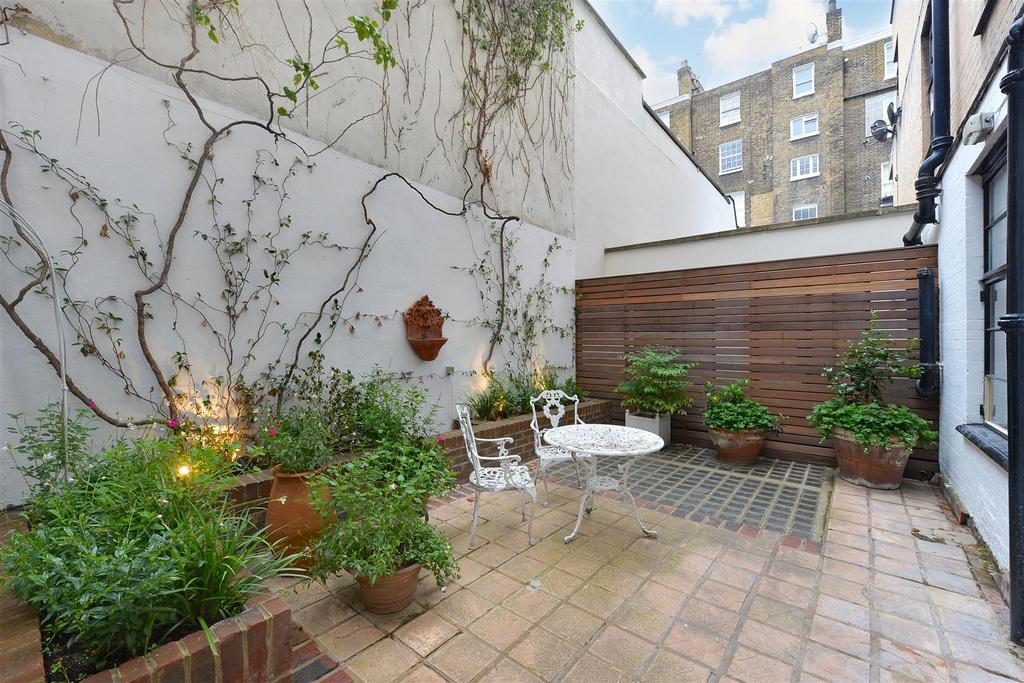 Halkin Place, Belgravia, SW1 1 bed flat - £3,750 pcm (£865 pw)