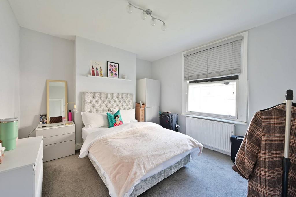 Fairfield Street, Wandsworth, London... 3 bed flat - £3,000 pcm (£692 pw)