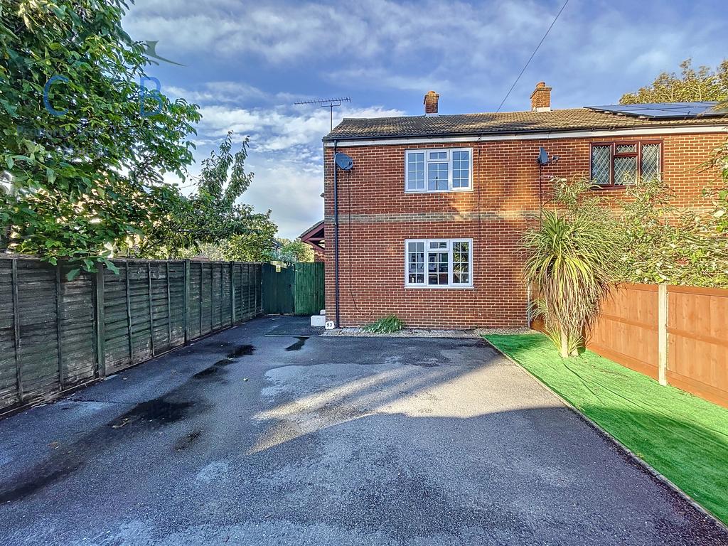 Wouldham, ME1 2 bed semi-detached house - £1,250 pcm (£288 pw)
